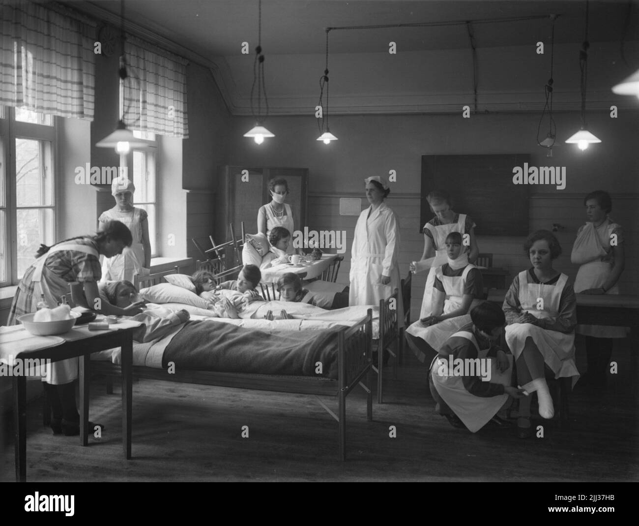 Trädgårdsskolan, Sjukvård.13 Skolflickor och Fröken Lydia Vilén Stock ...