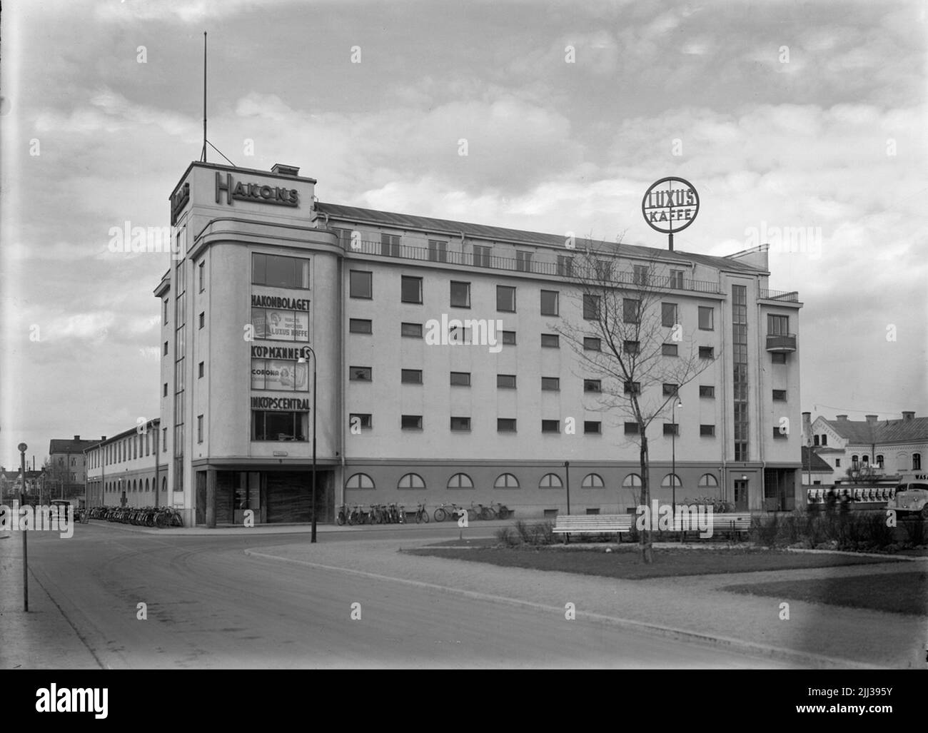 Office building commercial Black and White Stock Photos & Images - Alamy