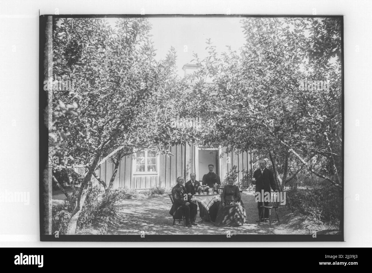 Building, 5 people. Handmaker Ekstrand Stock Photo - Alamy