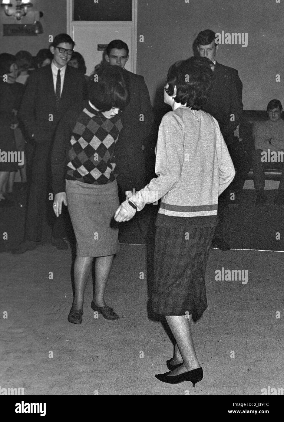 1960s teenagers fashion hi-res stock photography and images - Alamy