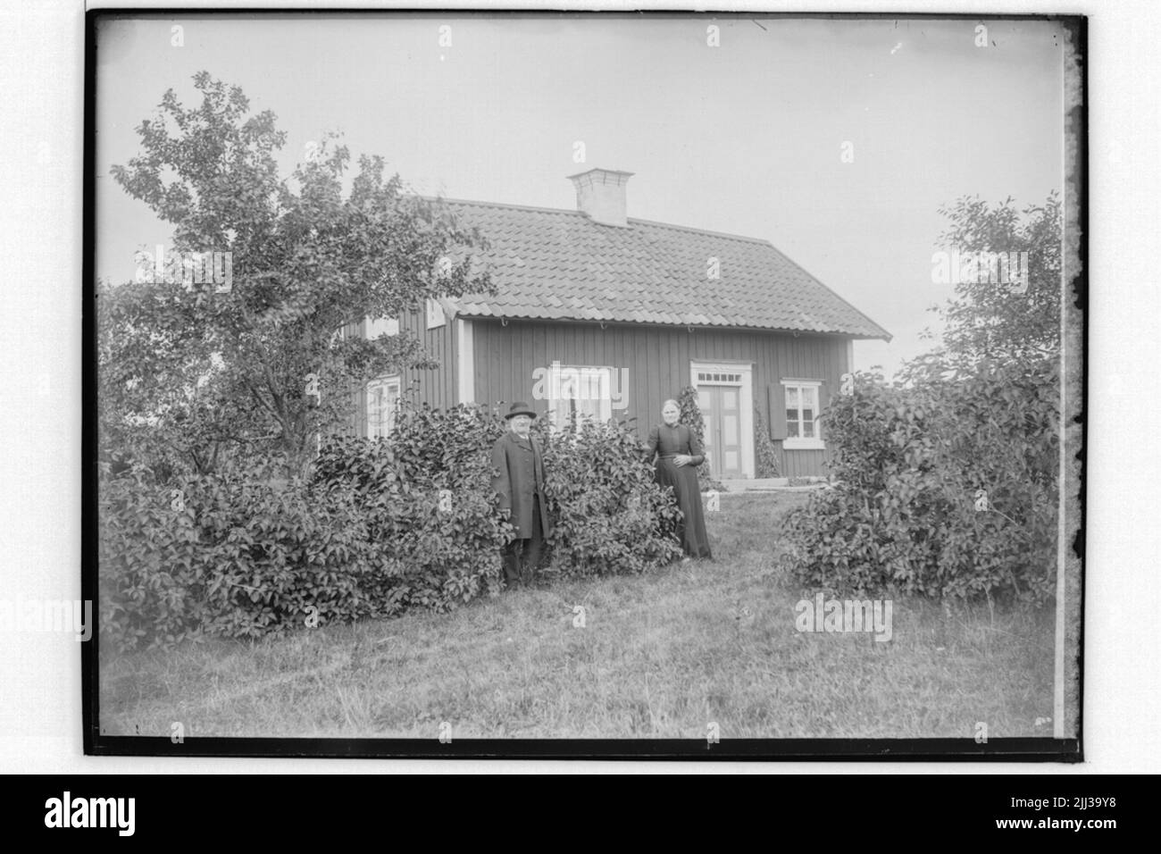 Building, 2 people. Lars Persson Stock Photo - Alamy