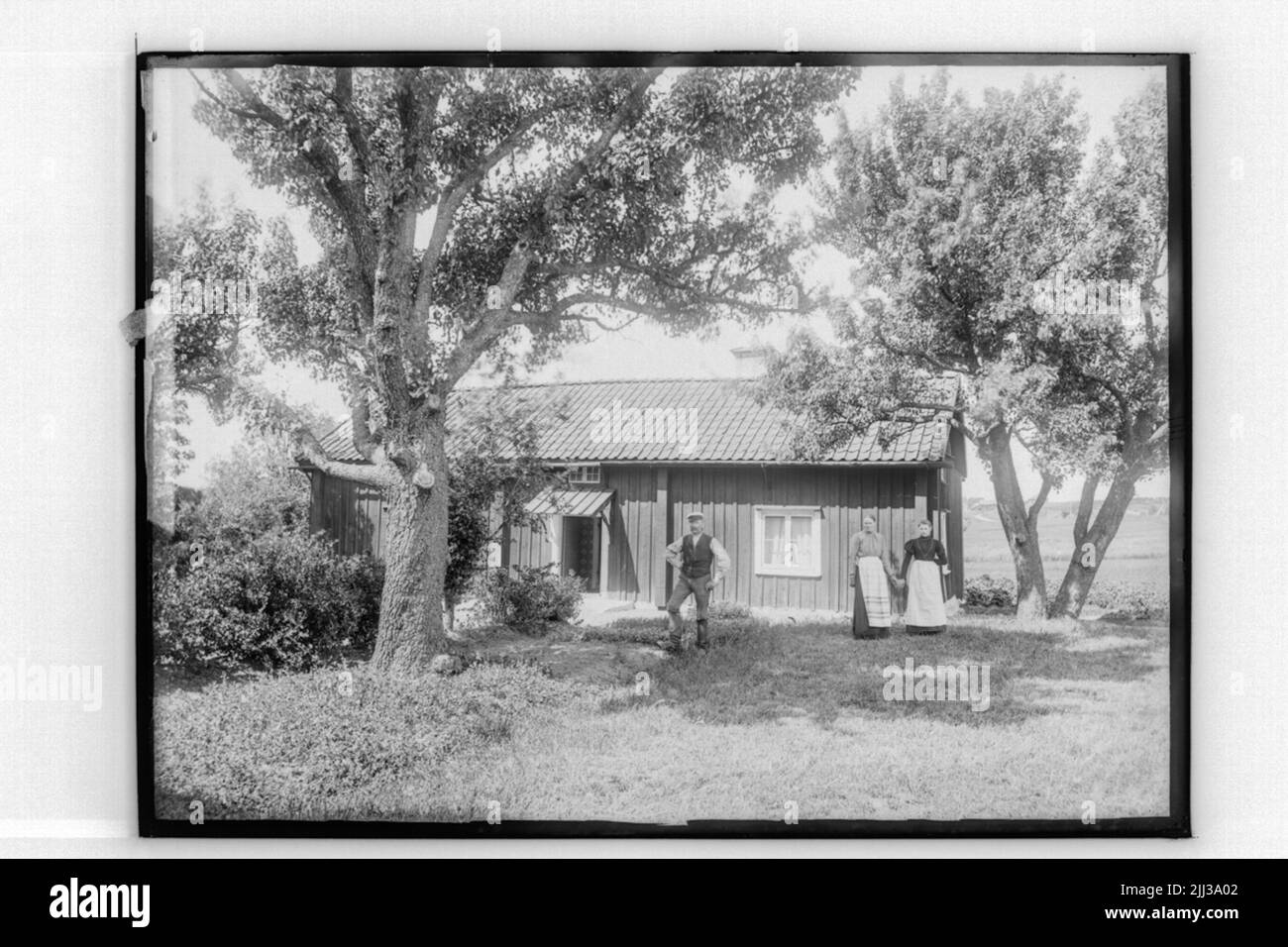 Building, 3 people. Karl Gustafson Stock Photo - Alamy