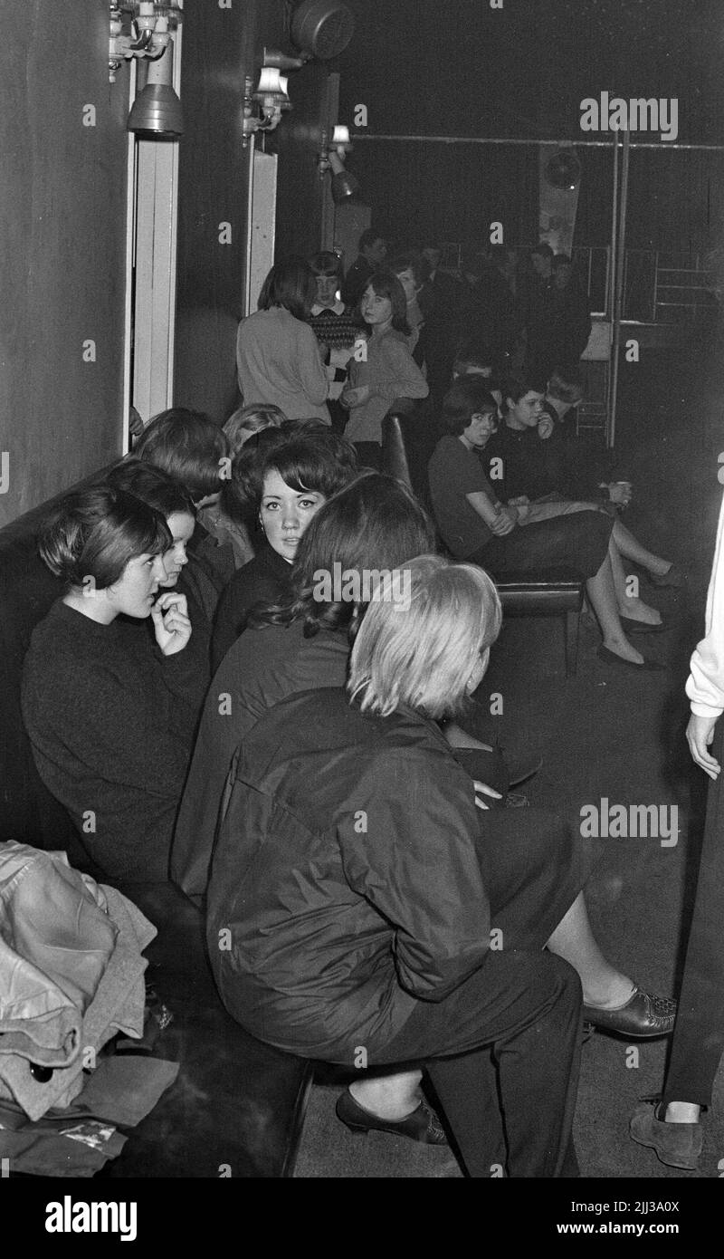 60s teenagers mod hi-res stock photography and images - Alamy