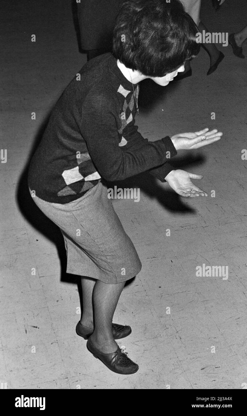 Teenagers dancing 1960s hi-res stock photography and images - Alamy