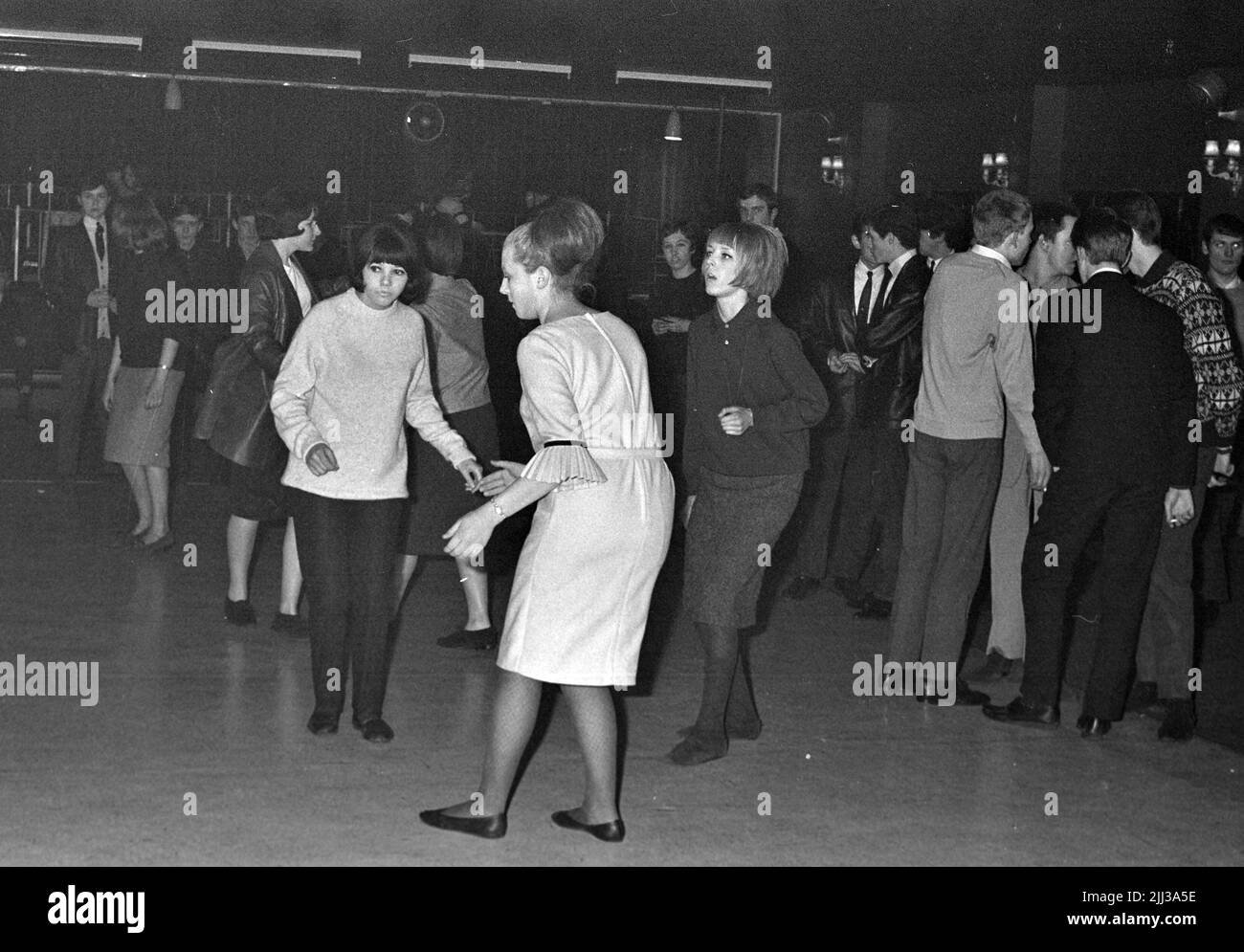 1960s teenagers dancing hi-res stock photography and images - Alamy