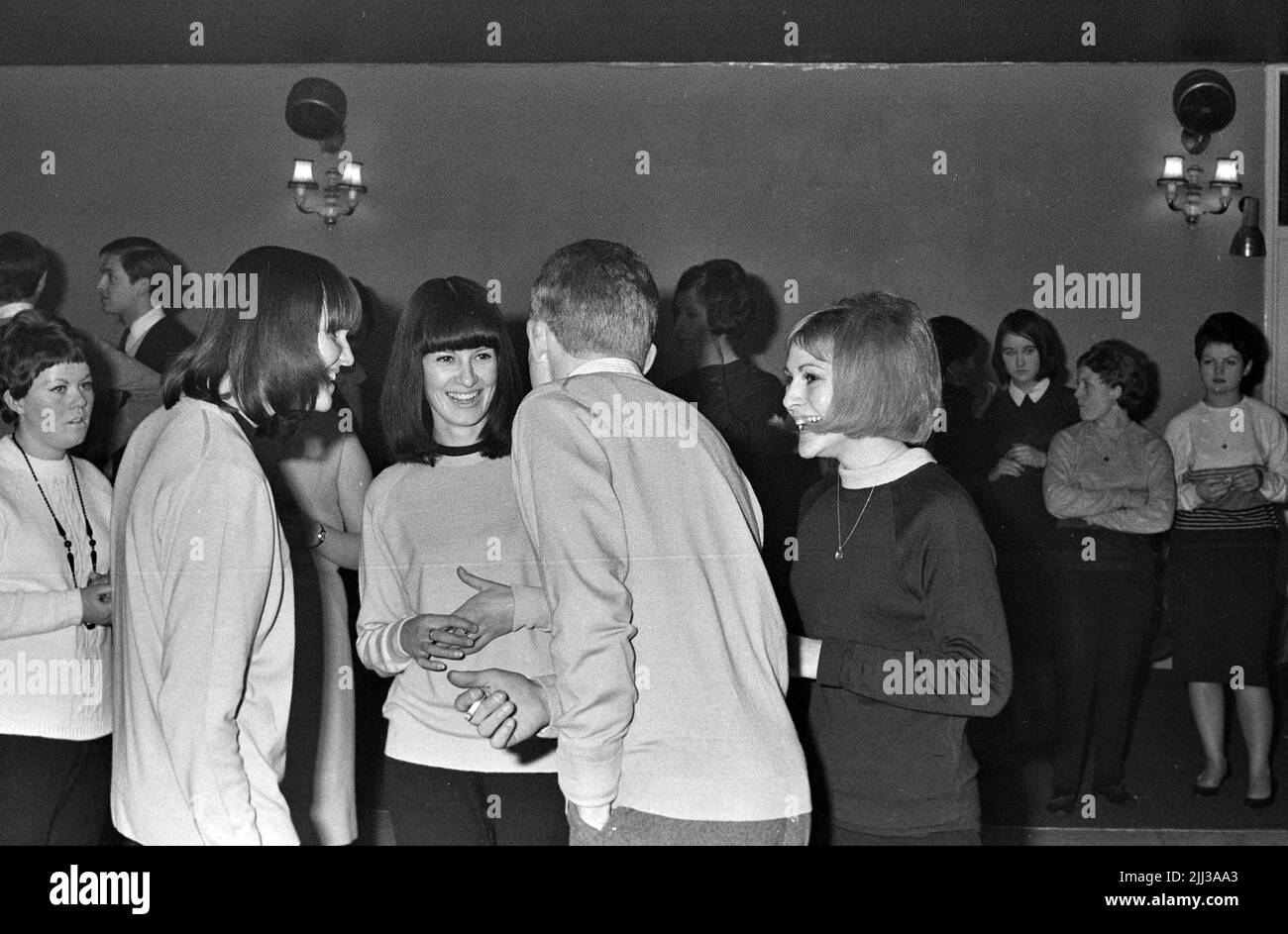 1960s teenagers dancing hi-res stock photography and images - Alamy