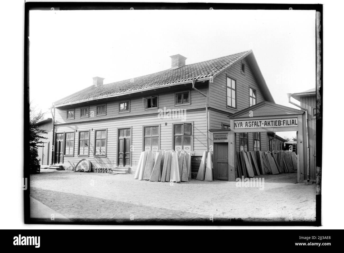 Two storey commercial building hi-res stock photography and images - Alamy