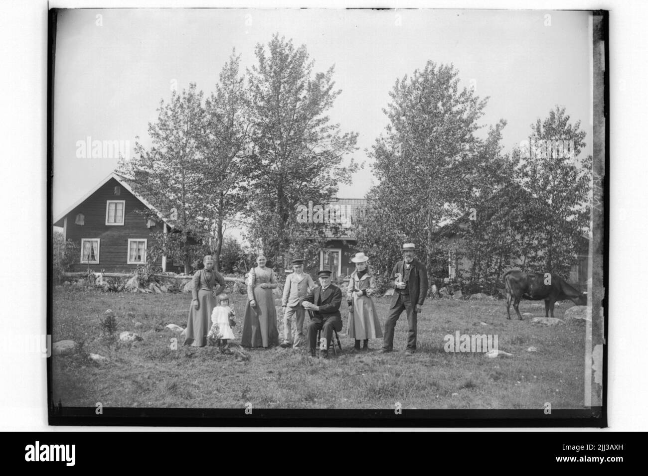 Group picture 7 persons.Bostadshus and two economy buildings in the ...