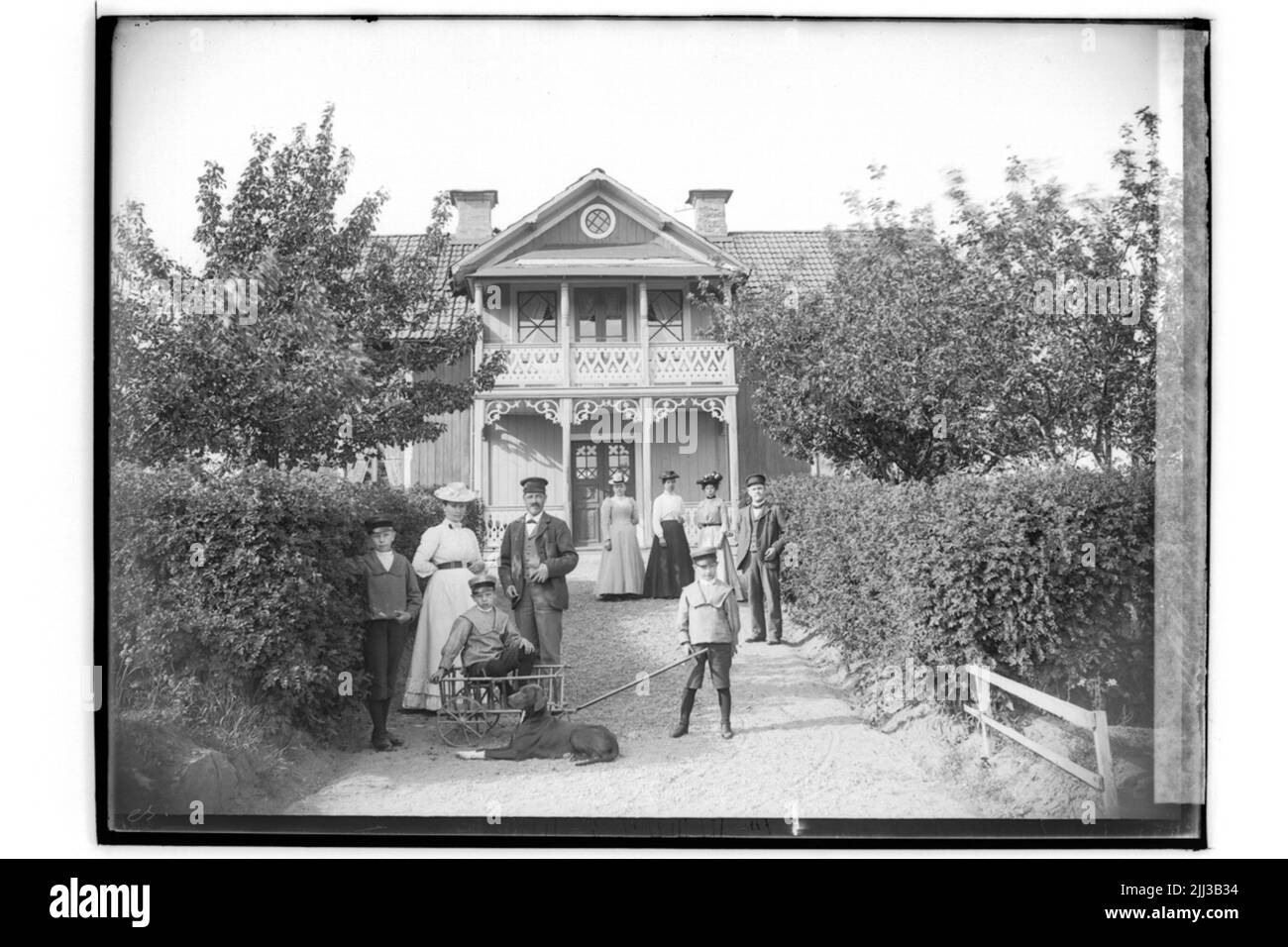 Two -storey residential building, 9 people and a dog dealer Alf ...