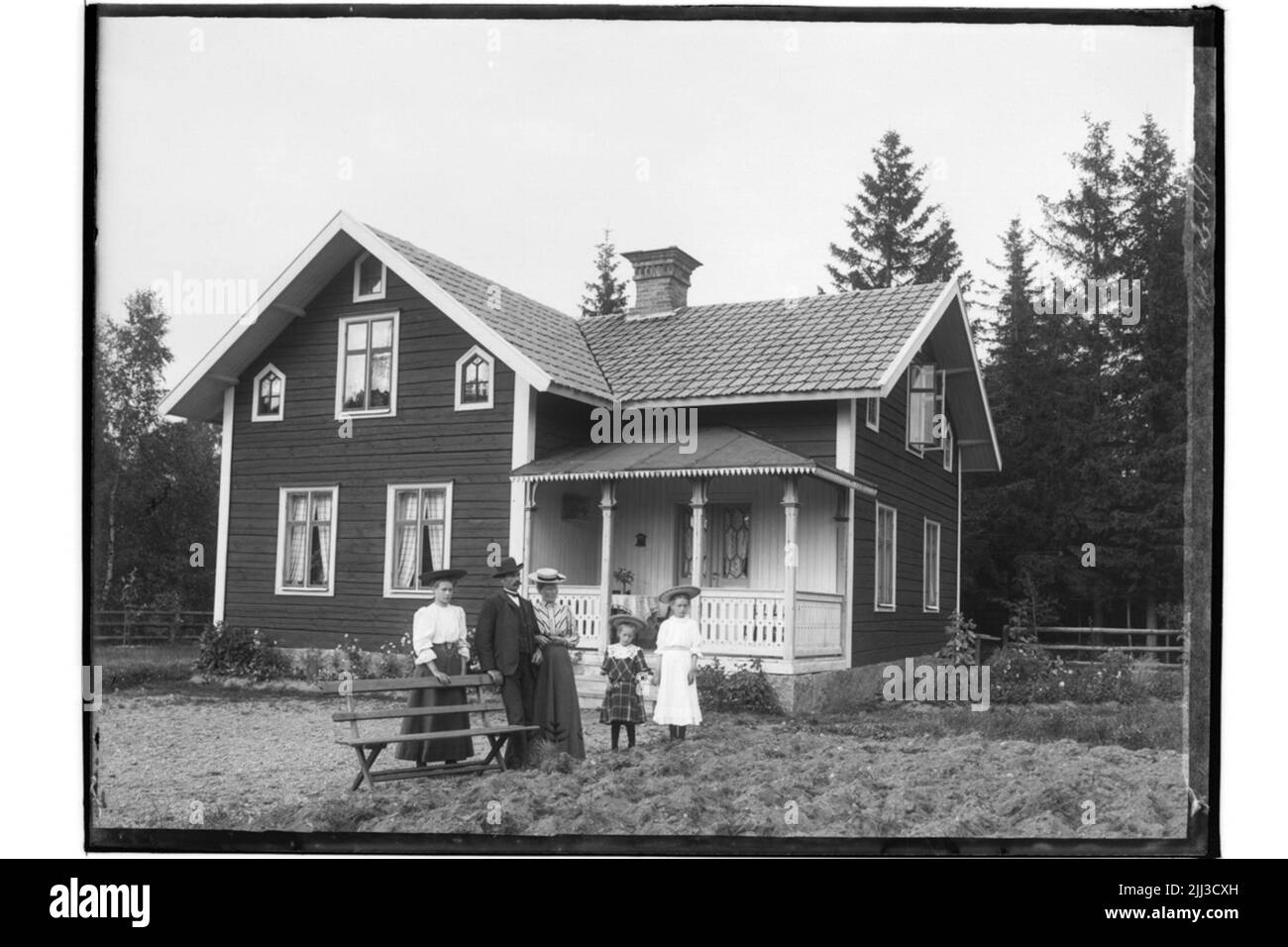 One and a half -level angle -built residential buildings, 3 adults and ...