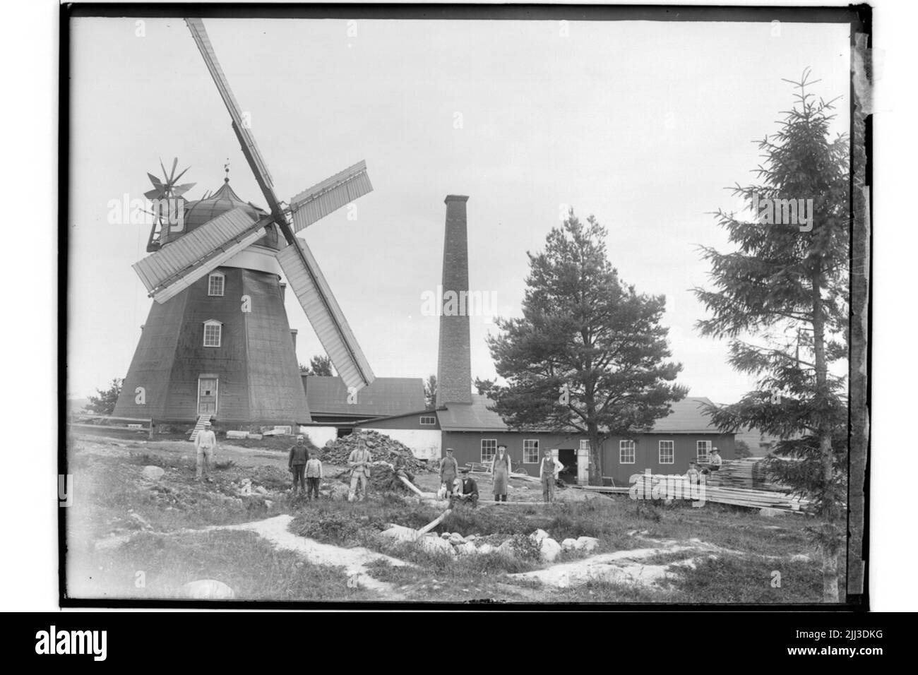 Odensbacken's mill, windmill and factory buildings, 11 people. AR-308 ...