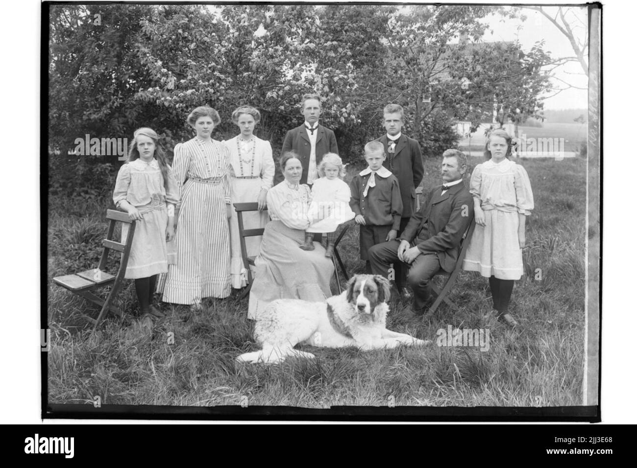 Seated family snapshot Black and White Stock Photos & Images - Alamy