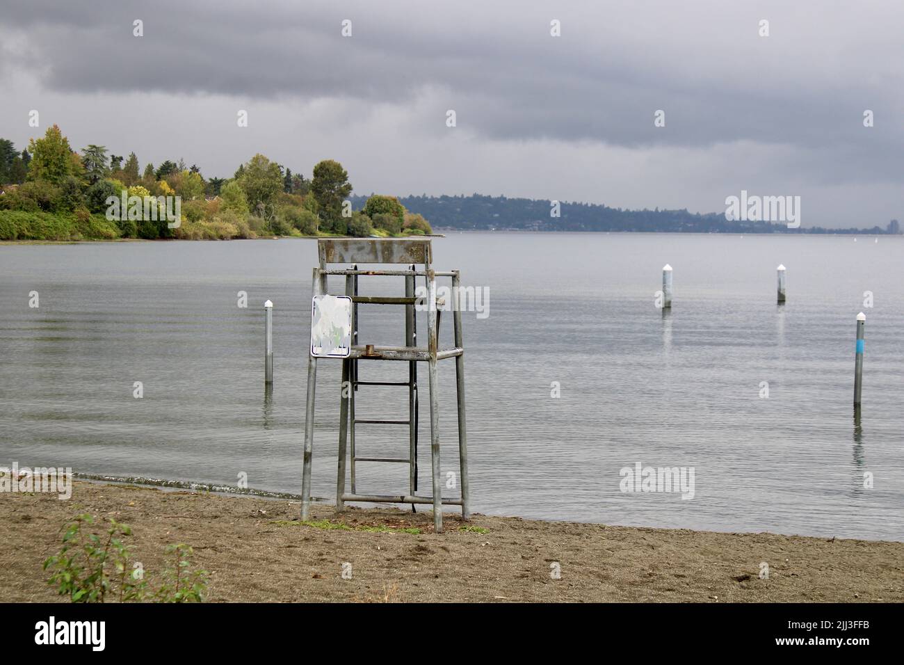 Lake in Seattle with lifeguard stand Stock Photo - Alamy