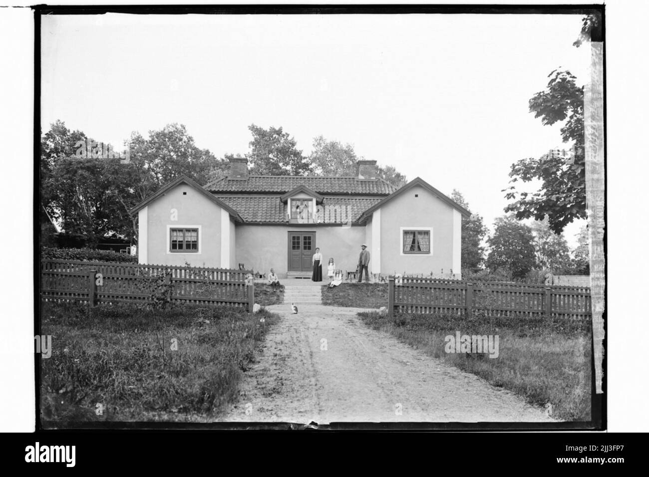 Steninge Castle, one -storey residential building with Säteritak and ...