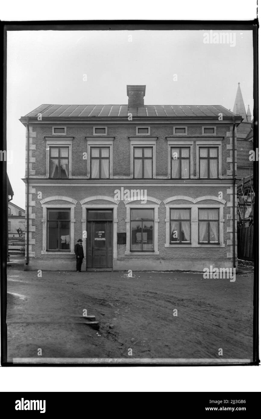 Two storey commercial building hi-res stock photography and images - Alamy