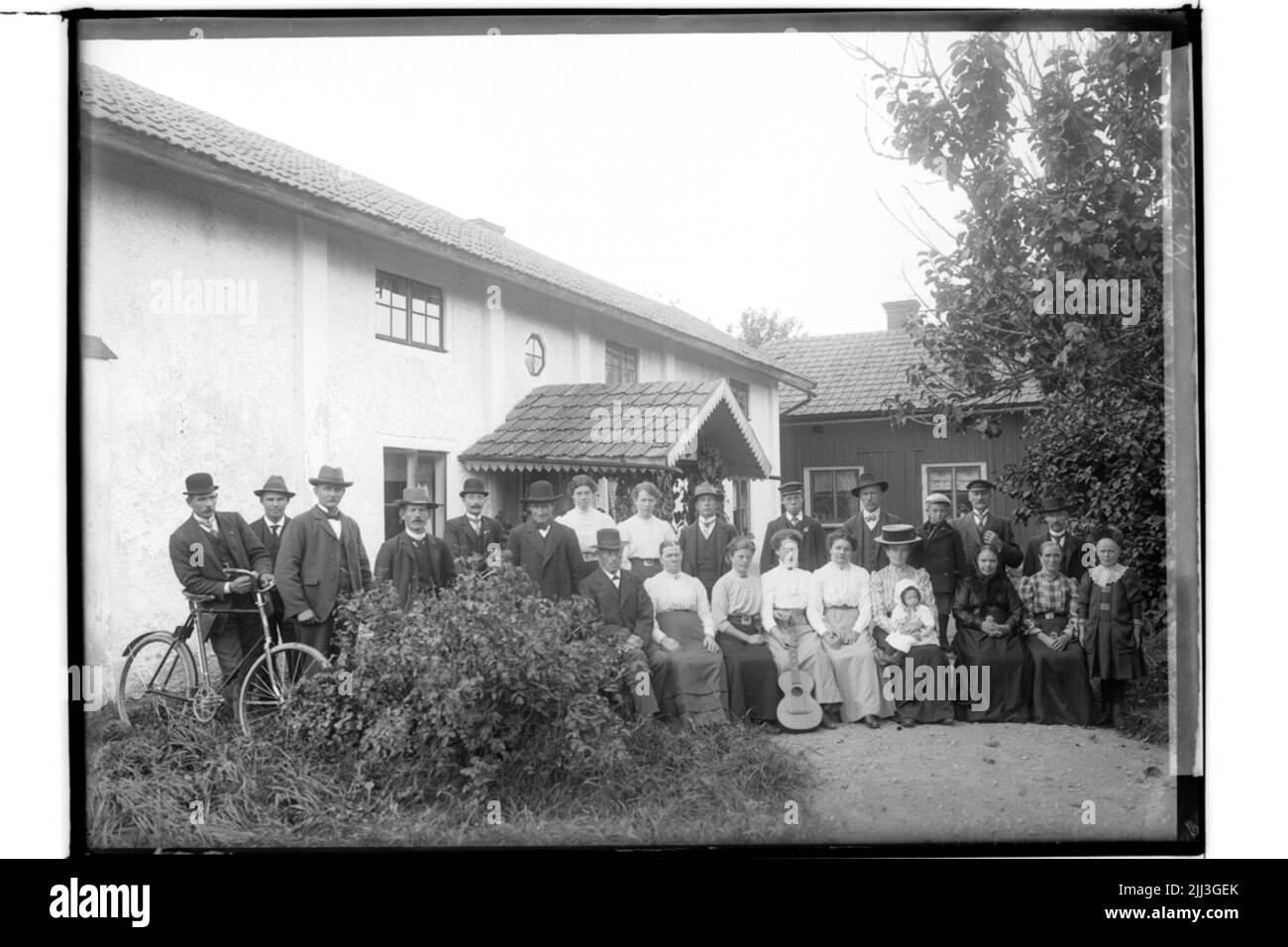 Two -storey older revenge residential building, 24 people in front of ...