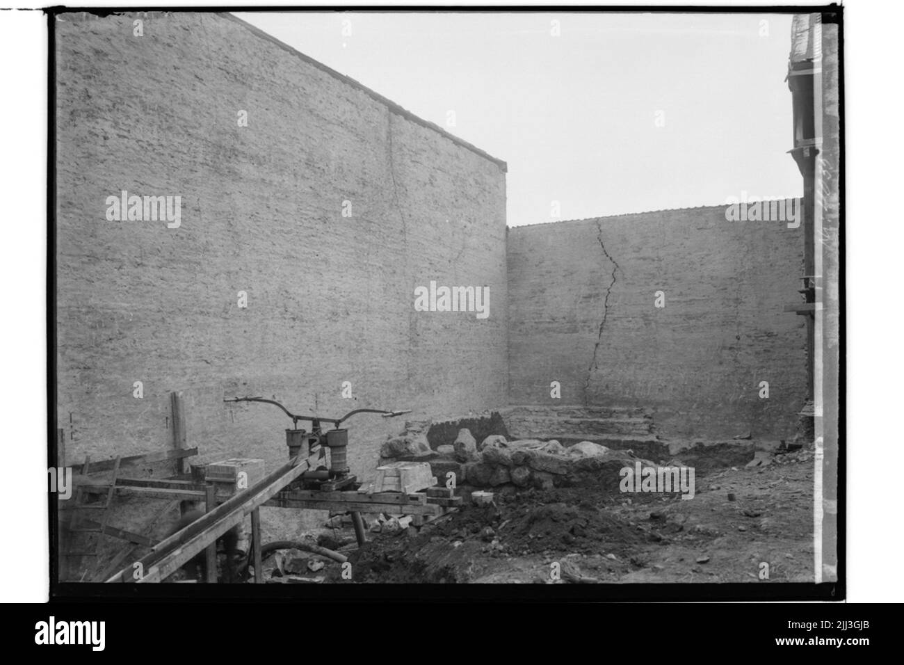 Building fire wall Black and White Stock Photos & Images - Alamy