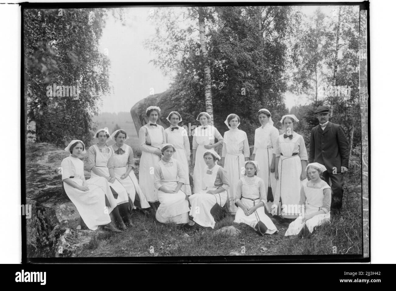 School kitchen course, 13 girls and a man.david selin Stock Photo - Alamy