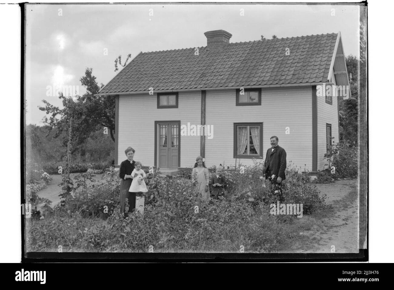 One and a half -level single cabin. Family 5 people in front of the ...