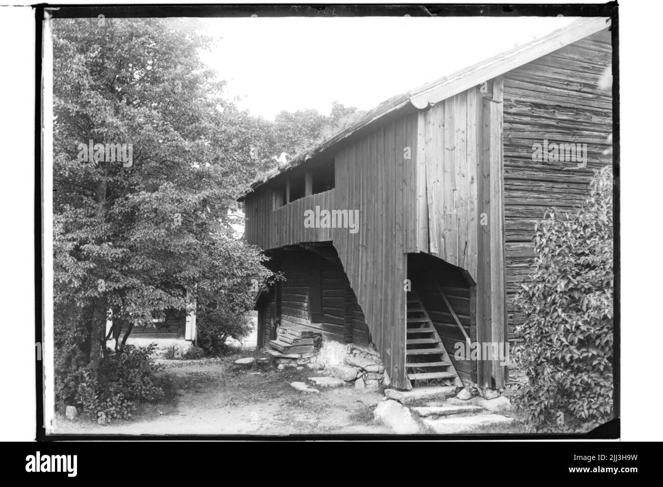 Siggebohyttan, Loftbod, knotted timber Stock Photo - Alamy