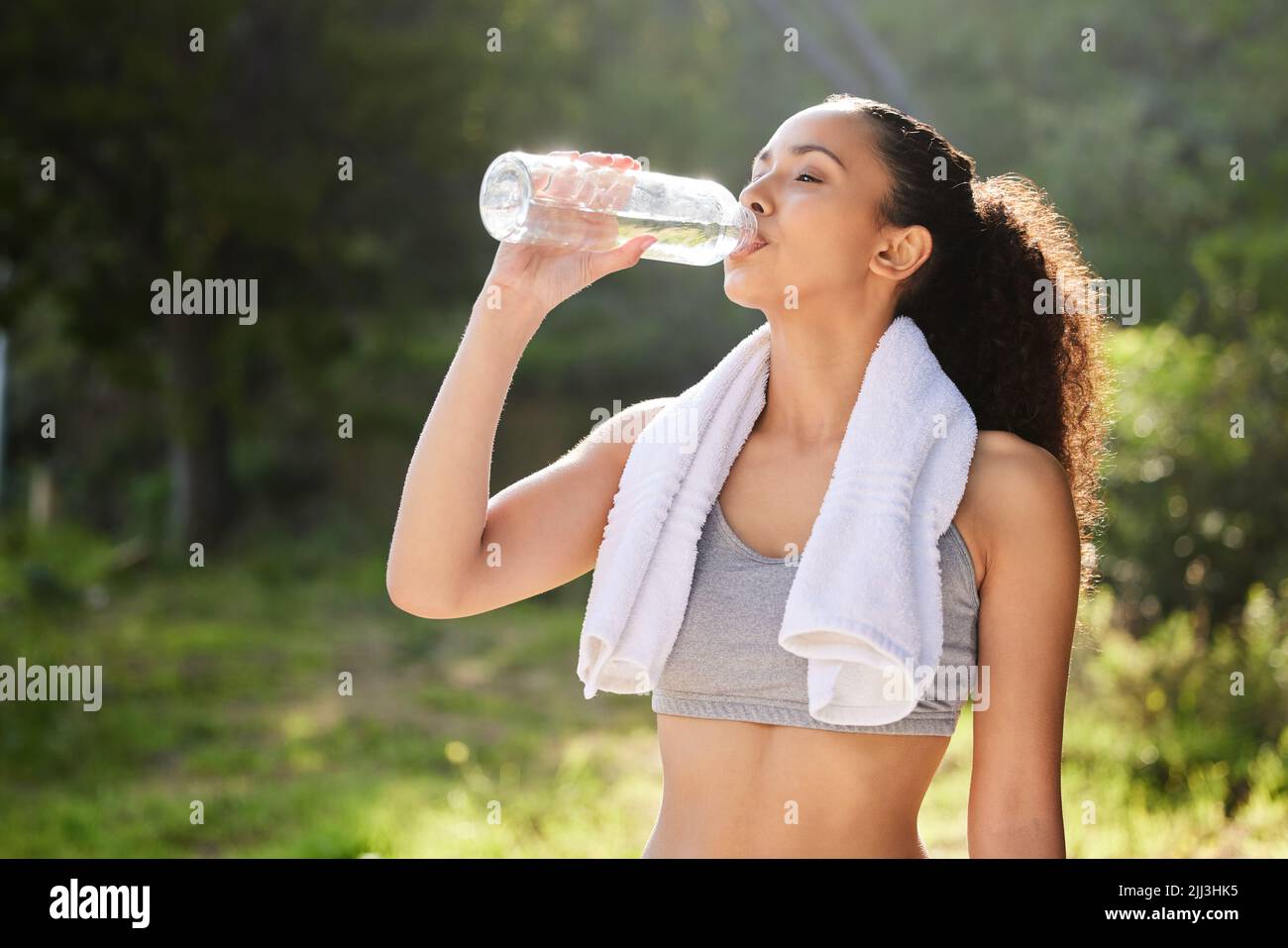 Woman drinking water during training hi-res stock photography and ...