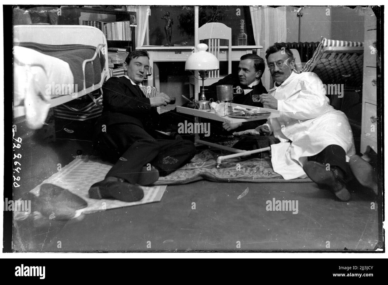 Hålhult's sanatorium, interior, three men are located on the floor ...