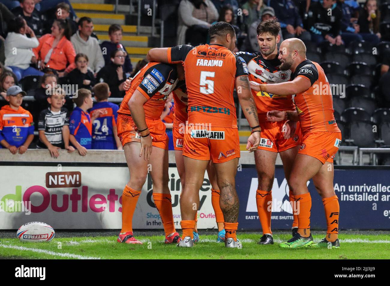 Alex Sutcliffe #21 of Castleford Tigers celebrates his try Stock Photo ...