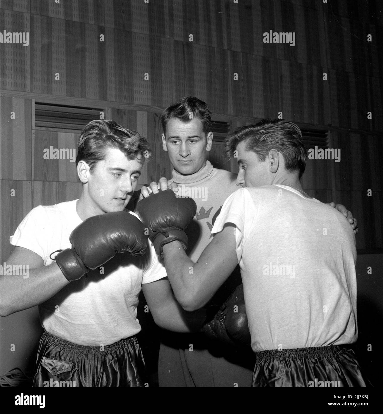 National Strännaren Stig Sjölin instructs Kelly's boxer.21 October 1958 ...