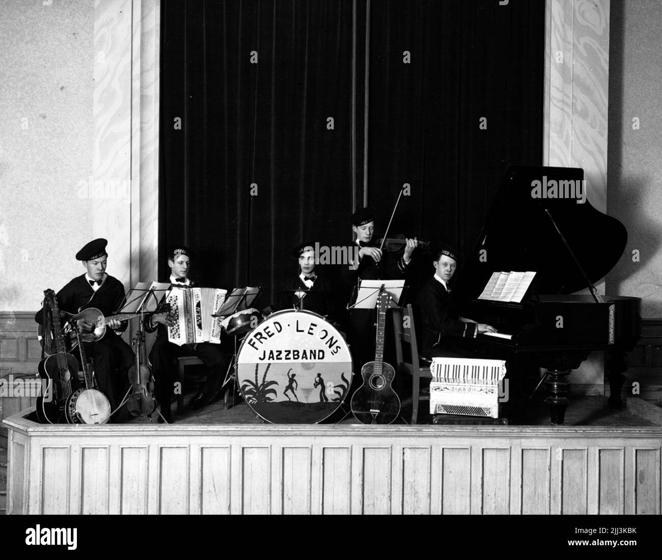 Fred Leon's jazz band, five people. Two from the left is probably Sven ...