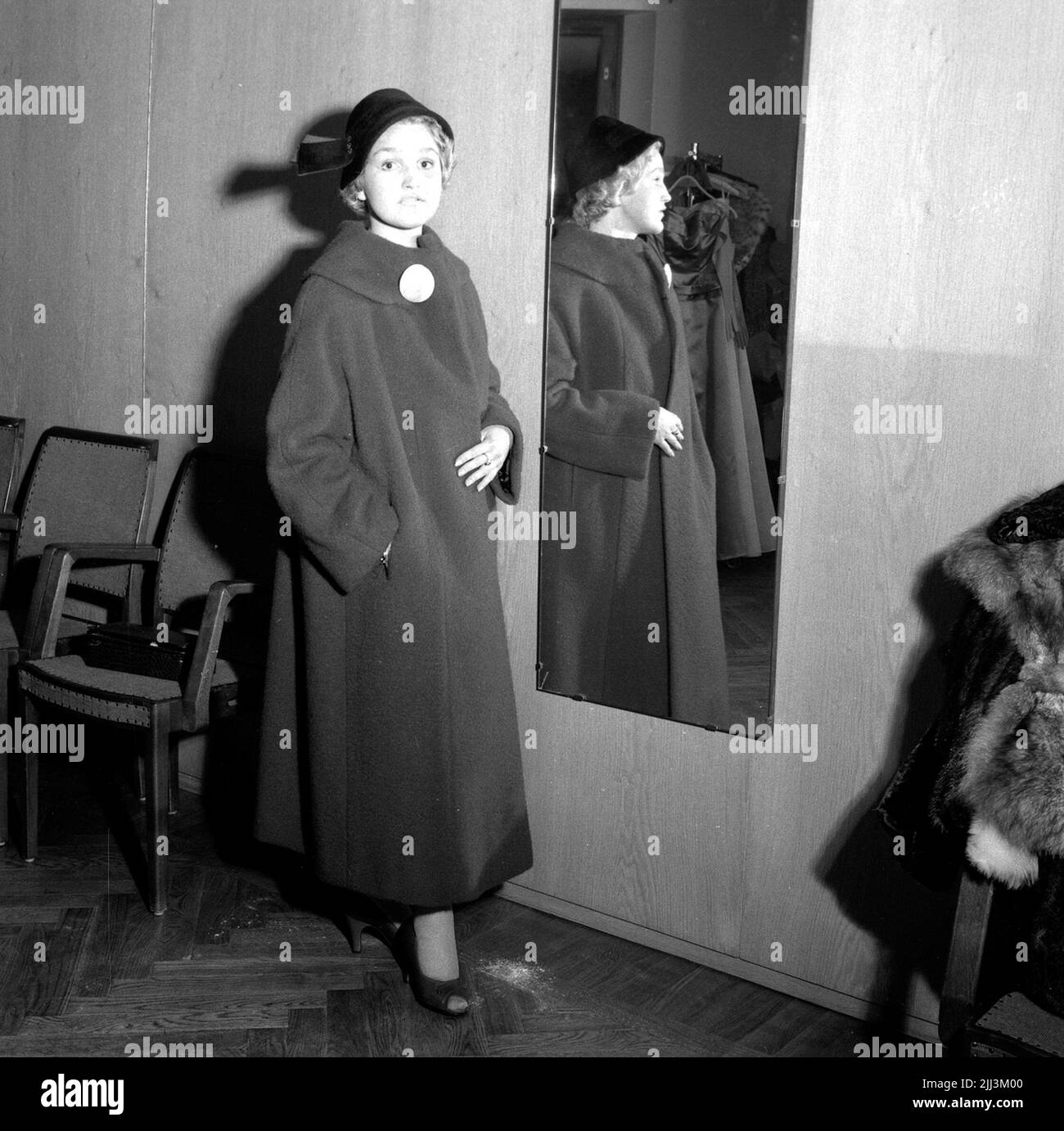 1950s fashion models Black and White Stock Photos & Images - Alamy