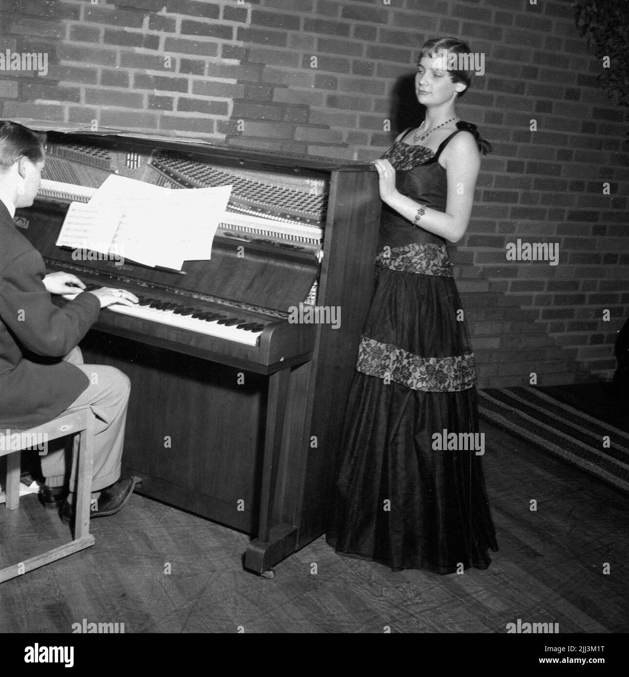 1950s fashion models Black and White Stock Photos & Images - Alamy
