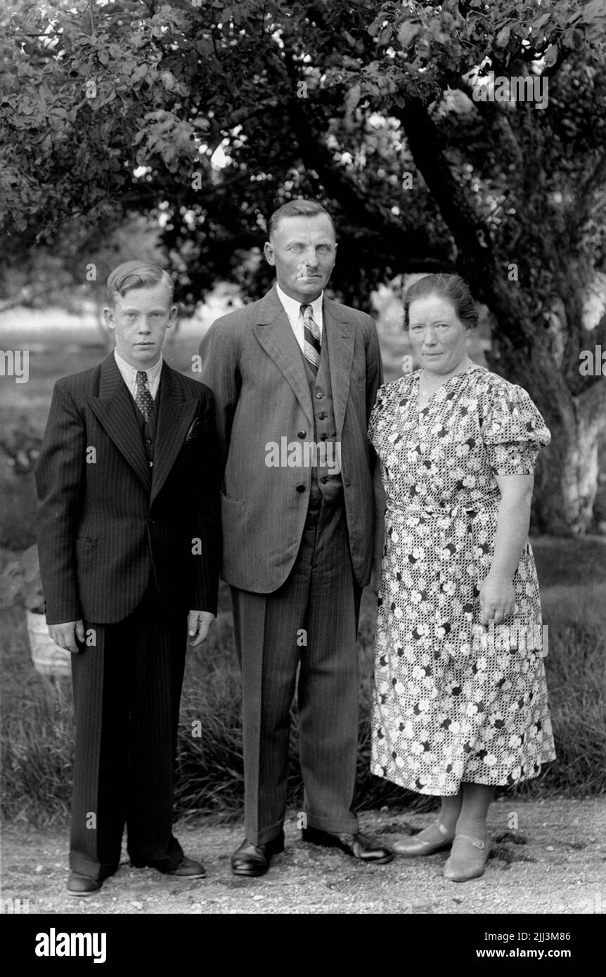 People family parents three Black and White Stock Photos & Images - Alamy