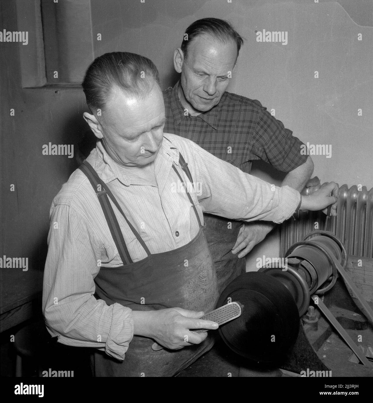 Hat factory 1950s hi-res stock photography and images - Alamy