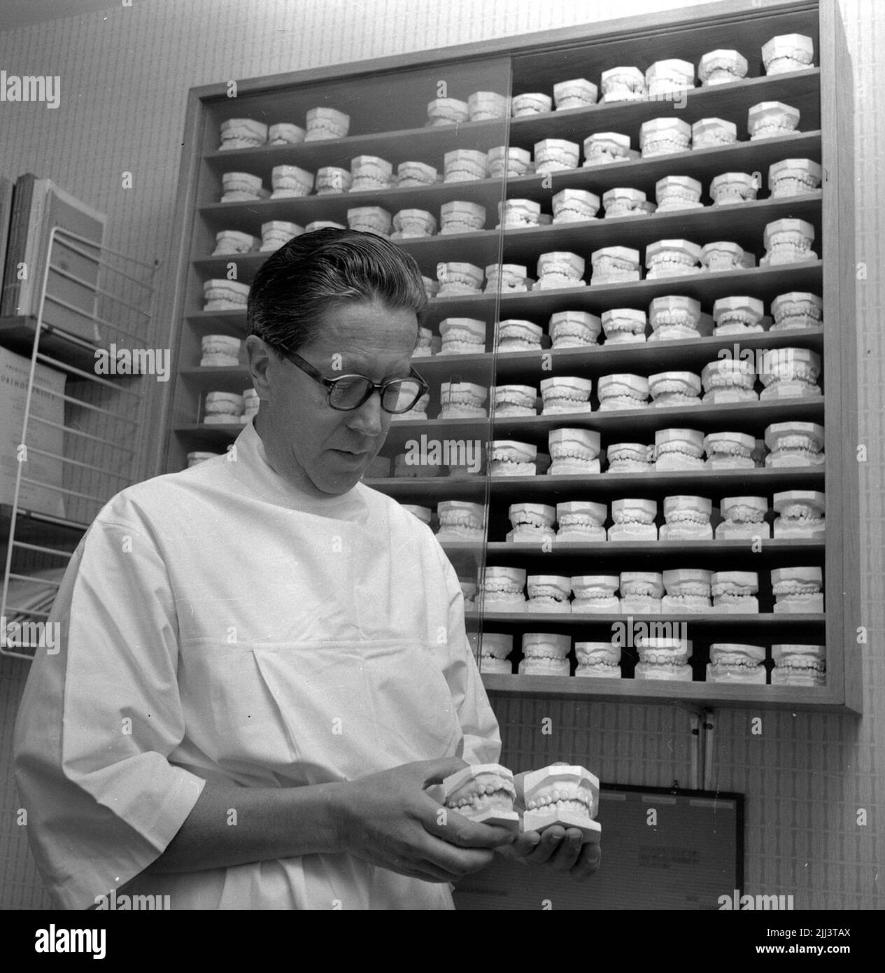 Tooth analysis Black and White Stock Photos & Images - Alamy