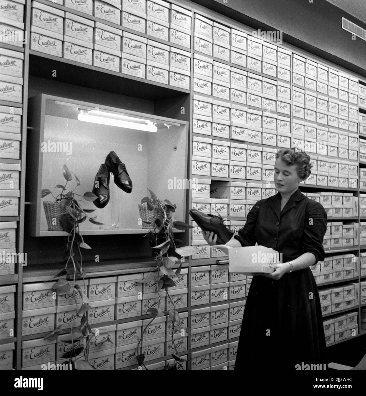 Shoe store window Black and White Stock Photos & Images - Alamy