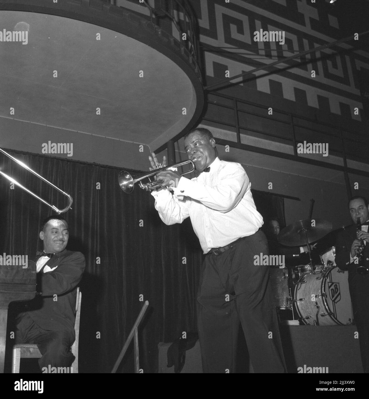 Louis armstrong 1959 Black and White Stock Photos & Images - Alamy