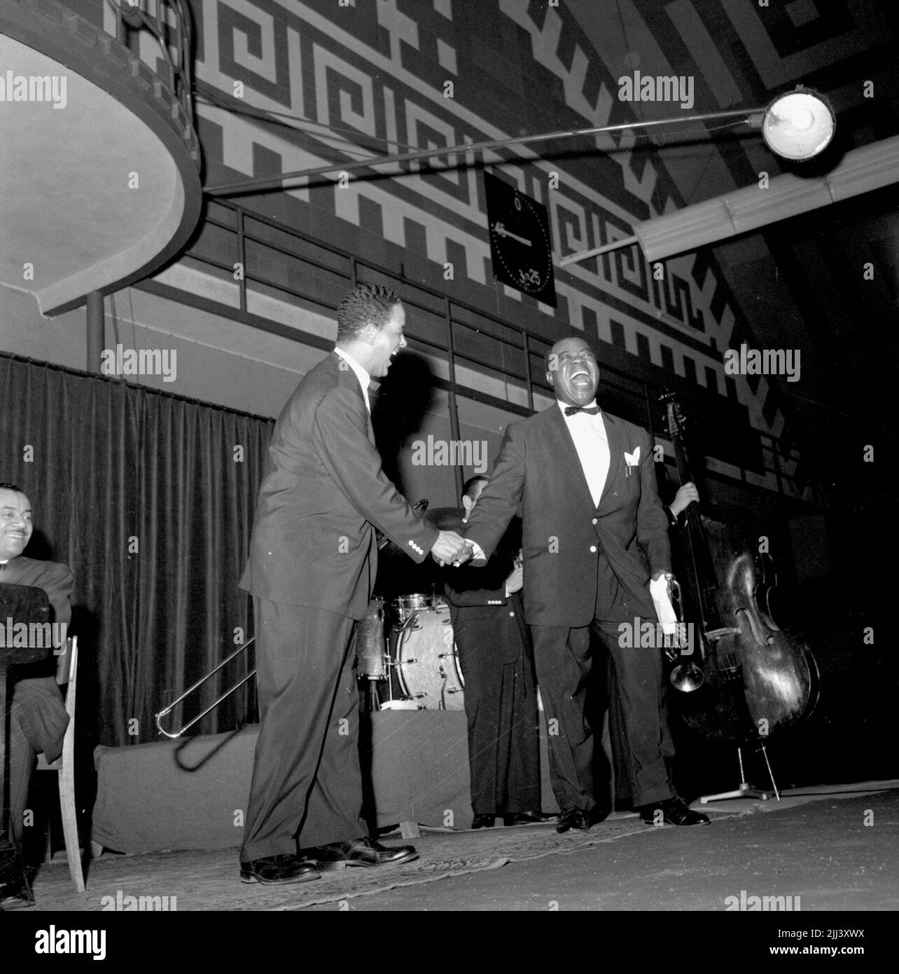 Louis armstrong 1959 Black and White Stock Photos & Images - Alamy
