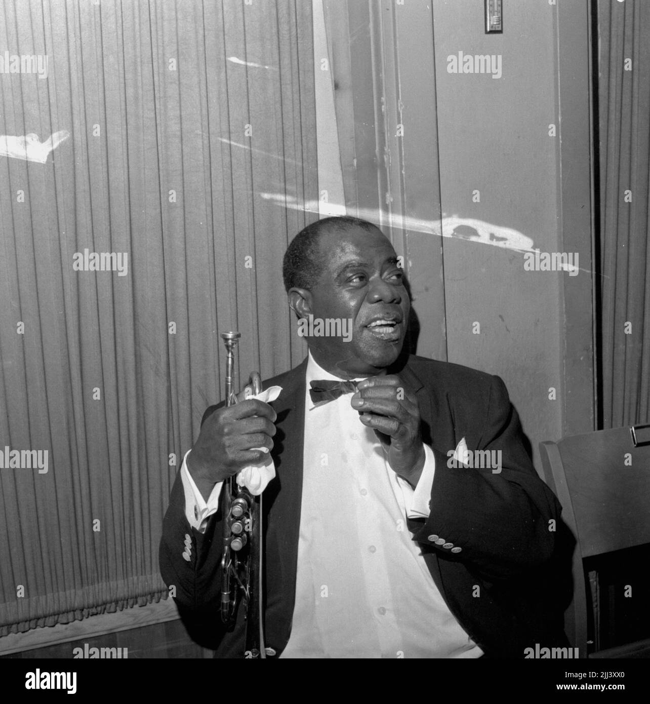 Louis armstrong 1959 Black and White Stock Photos & Images - Alamy