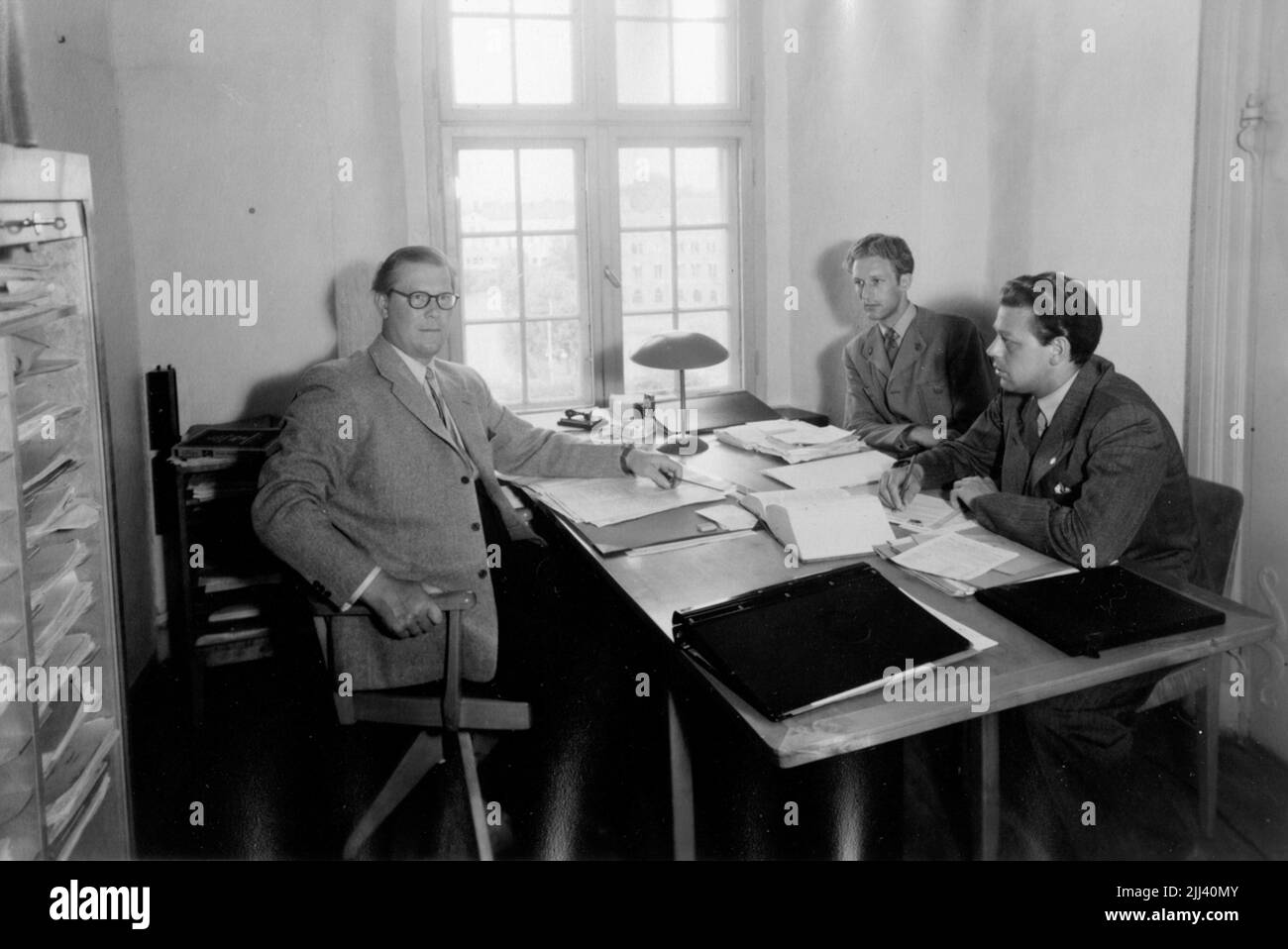 Office building interior + people Black and White Stock Photos & Images ...