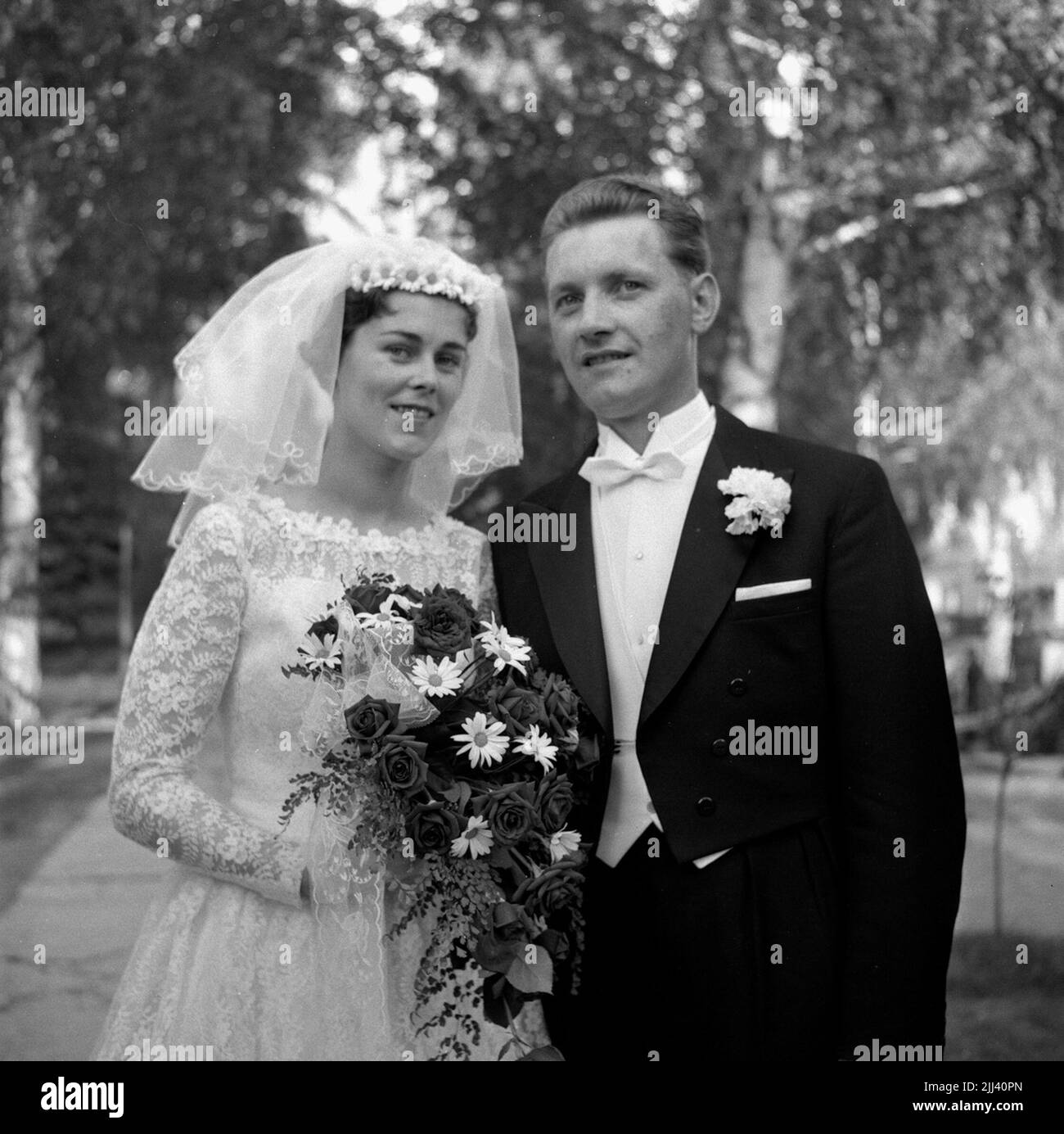 1950s couple bride groom Black and White Stock Photos & Images - Alamy
