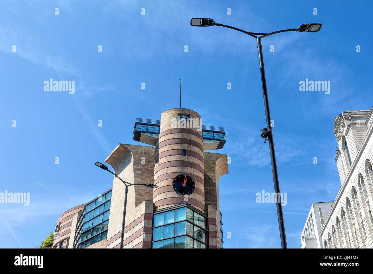 Postmodernist building Sir James Stirling's Number 1 Poultry, London ...