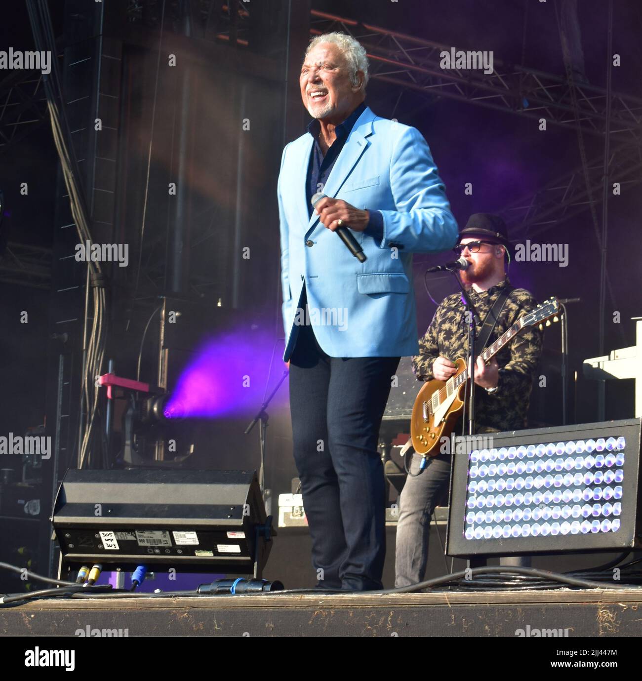 Tom jones performance newbury hi-res stock photography and images - Alamy