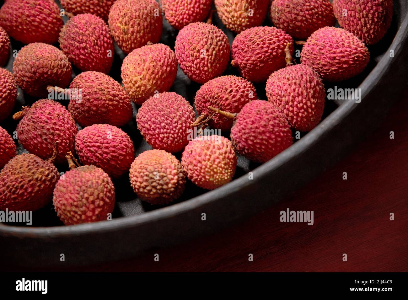 Fruit Lichia - They are small fruits, with reddish skin and roughness ...