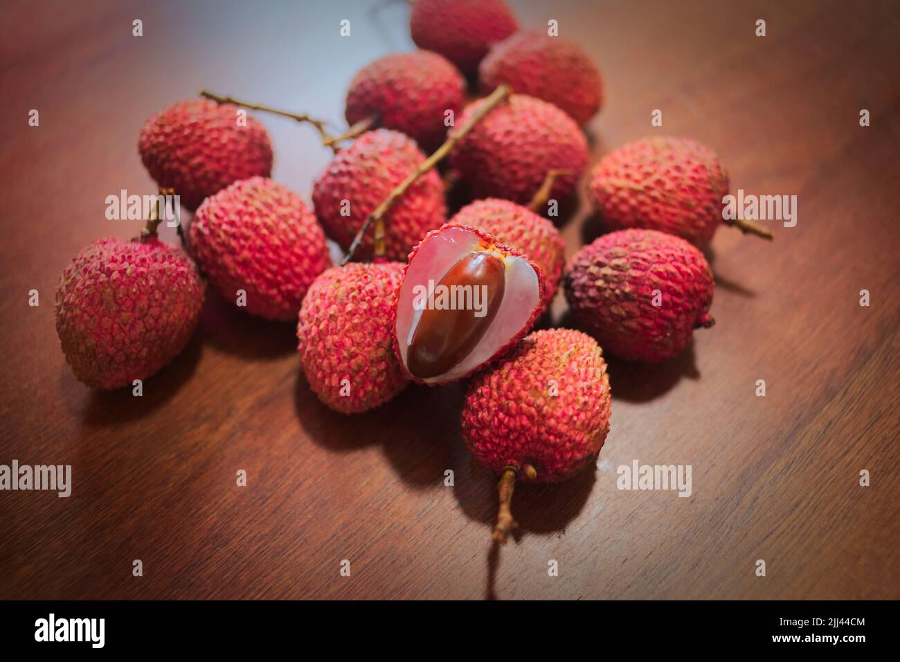 Fruit Lichia - They are small fruits, with reddish skin and roughness ...