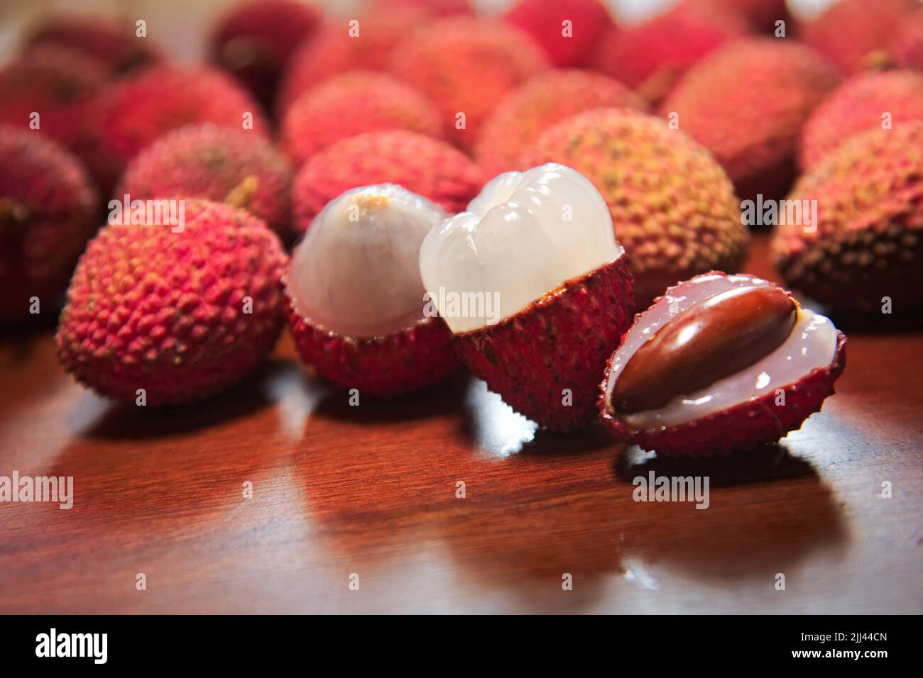 Fruit Lichia - They are small fruits, with reddish skin and roughness ...