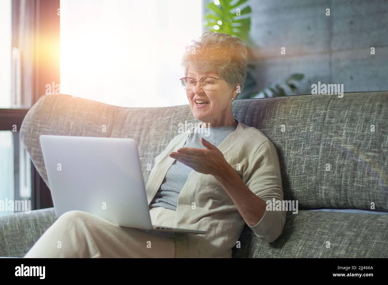 Woman concentrating she works hi-res stock photography and images - Alamy