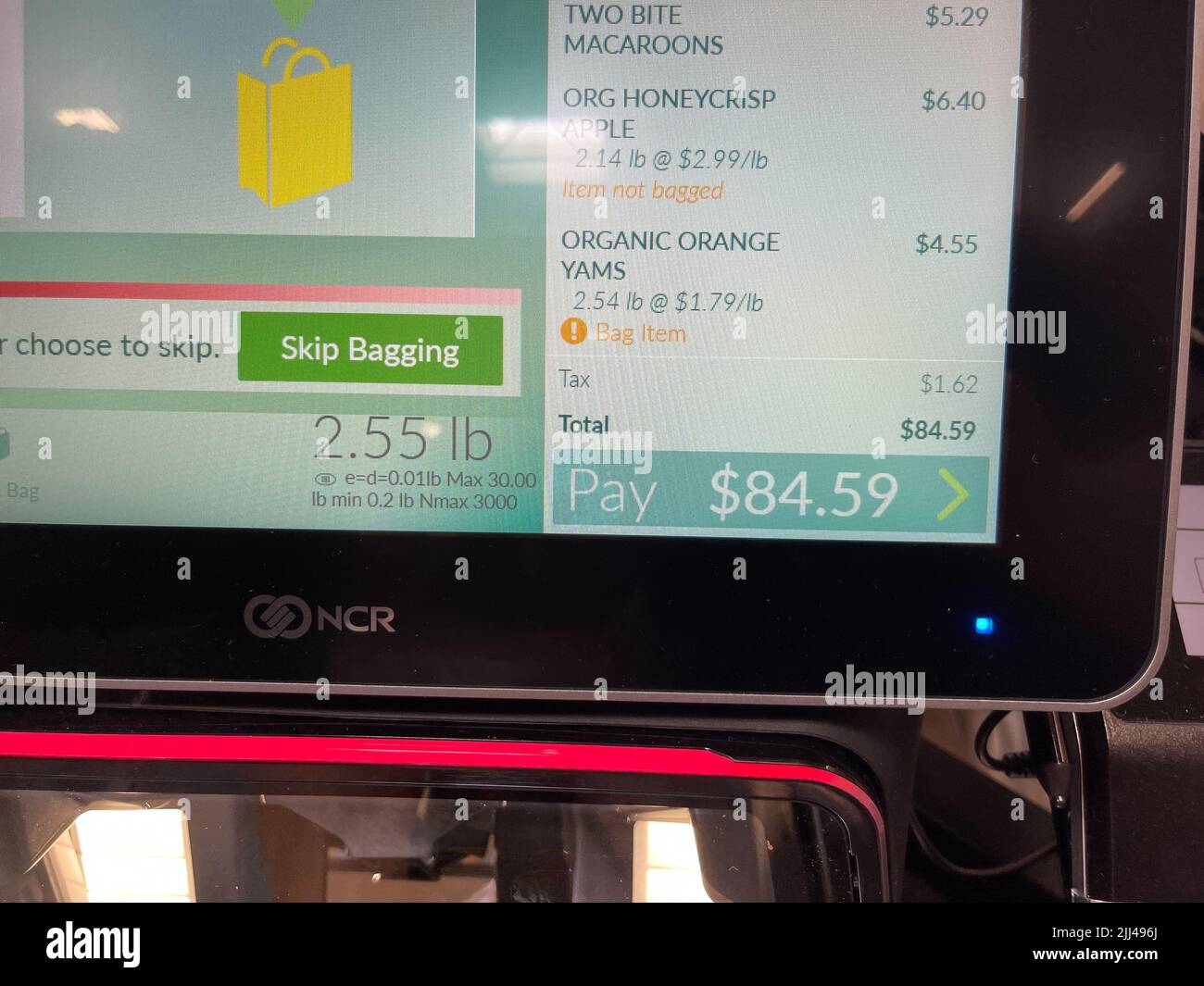 Self checkout hi-res stock photography and images - Alamy