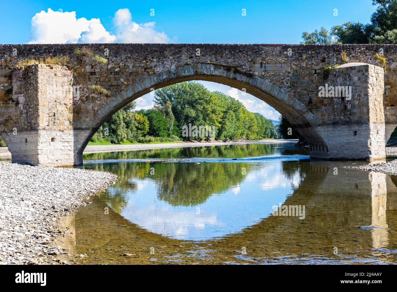 Stone arch bridge, Ponte Buriano, over the river Arno, near Arezzo ...
