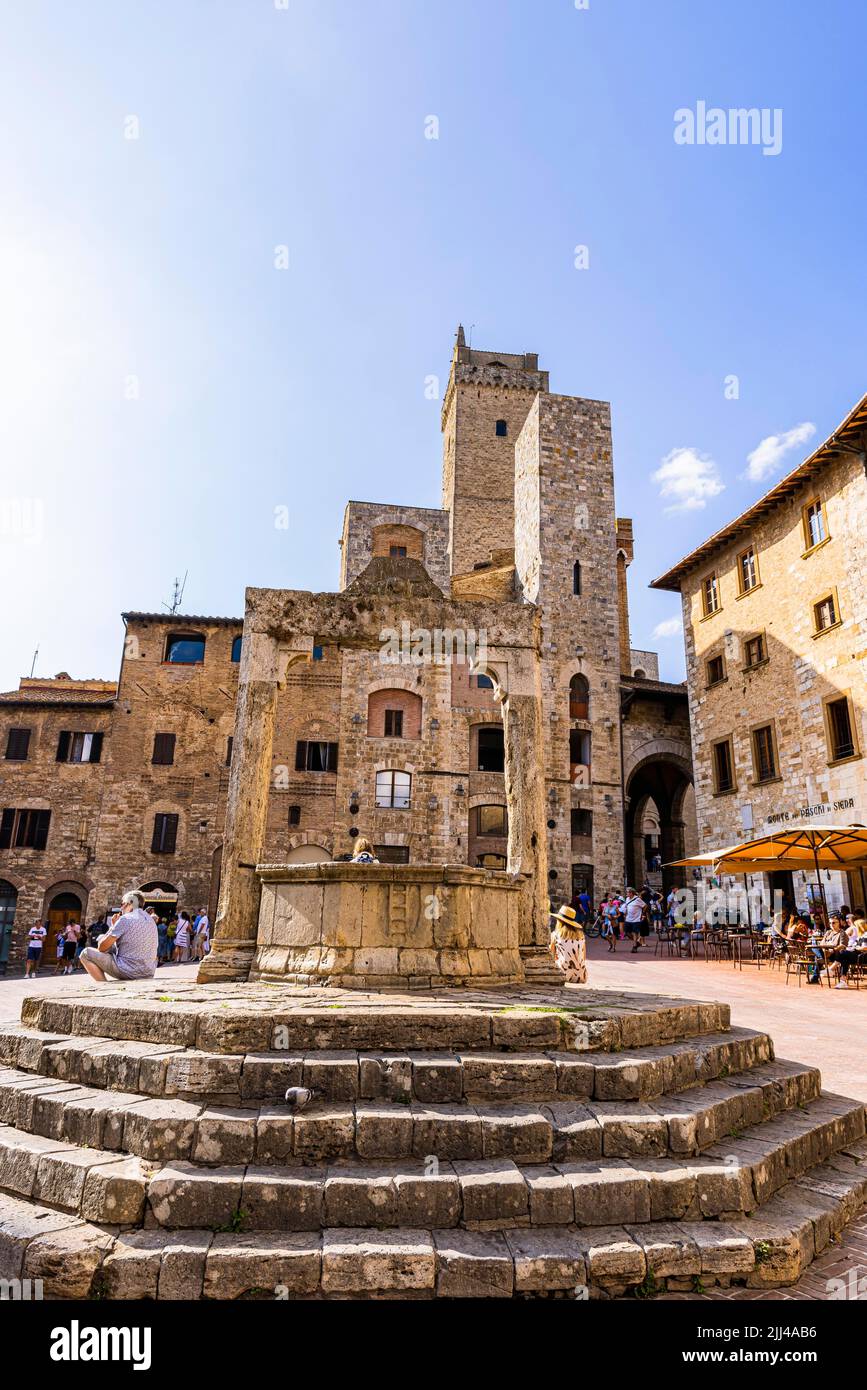 Medieval Cistern, Piazza della Cisterna, San Gimignano, Tuscany, Italy ...