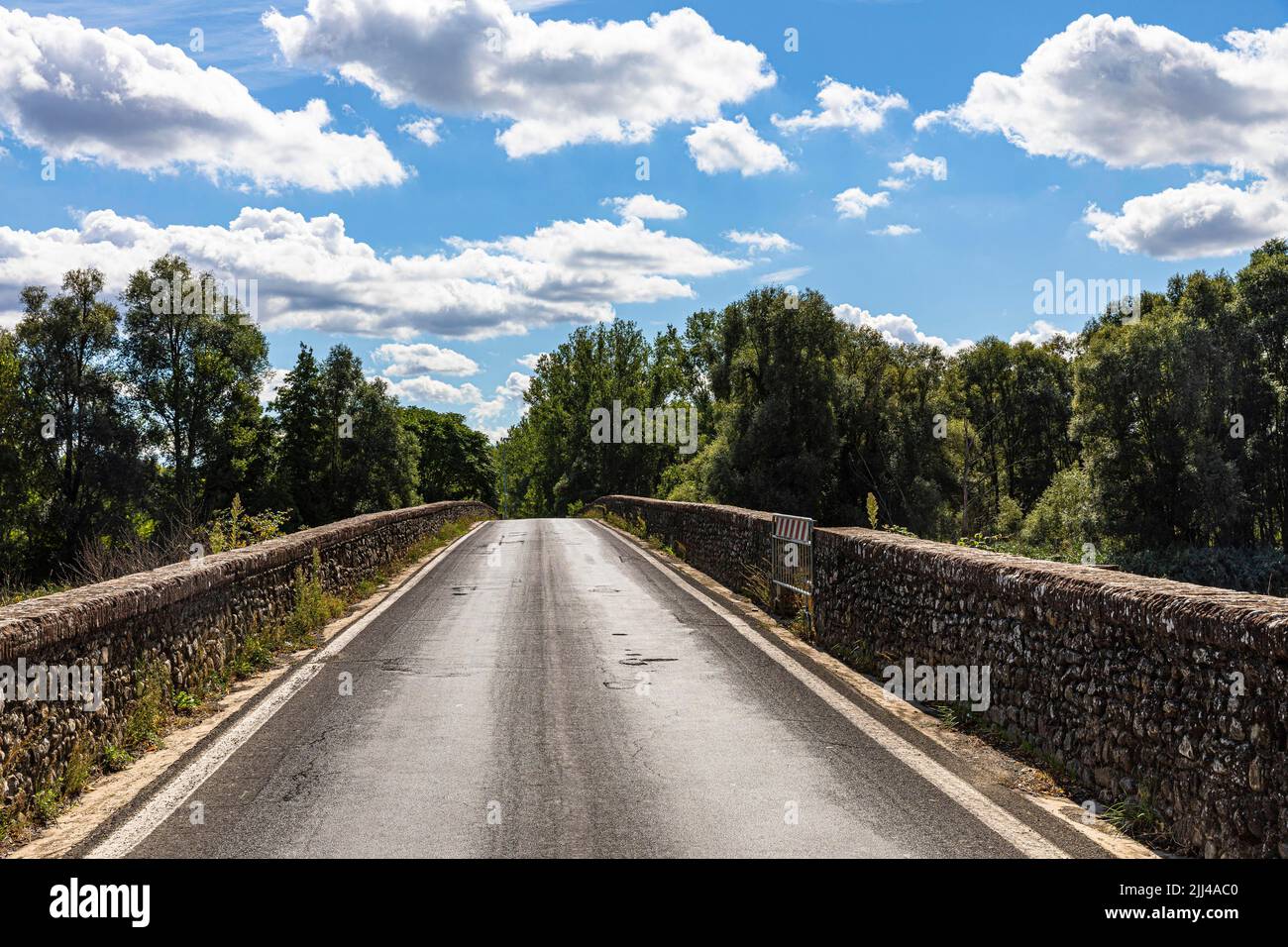 Stone arch bridge, Ponte Buriano, over the river Arno, near Arezzo ...